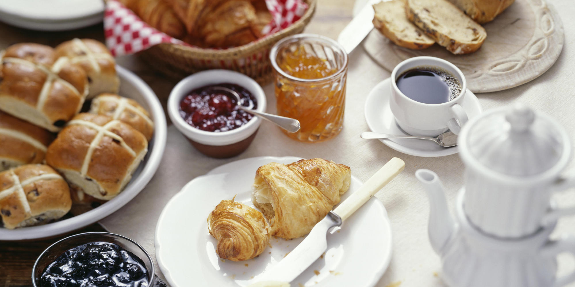 In Italian you say “Fare colazione”, but in case of lunch and dinner ...